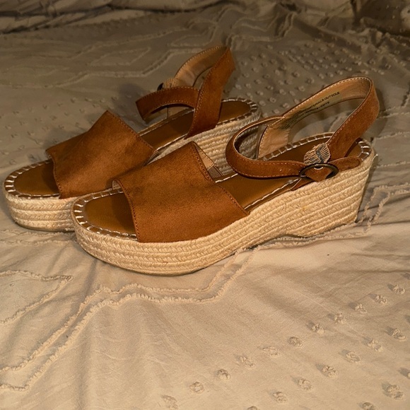 Universal Thread | Shoes | Universal Threads Platform Sandals Size 1 ...